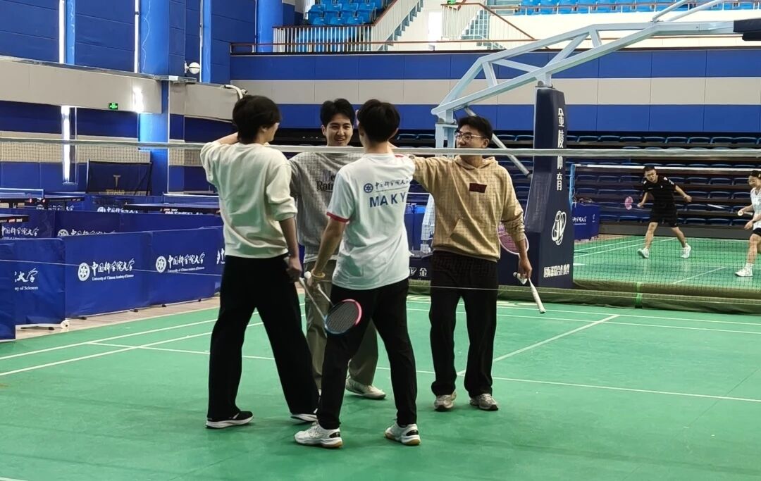 现代产业学院2025级“新生杯”羽毛球赛圆满落幕 国科大现代产业学院